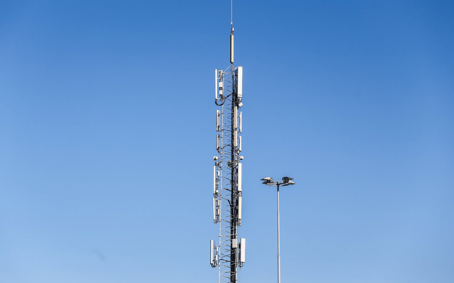 Na radiopiraten nu ook brandstichting in zendmasten | Totaal TV